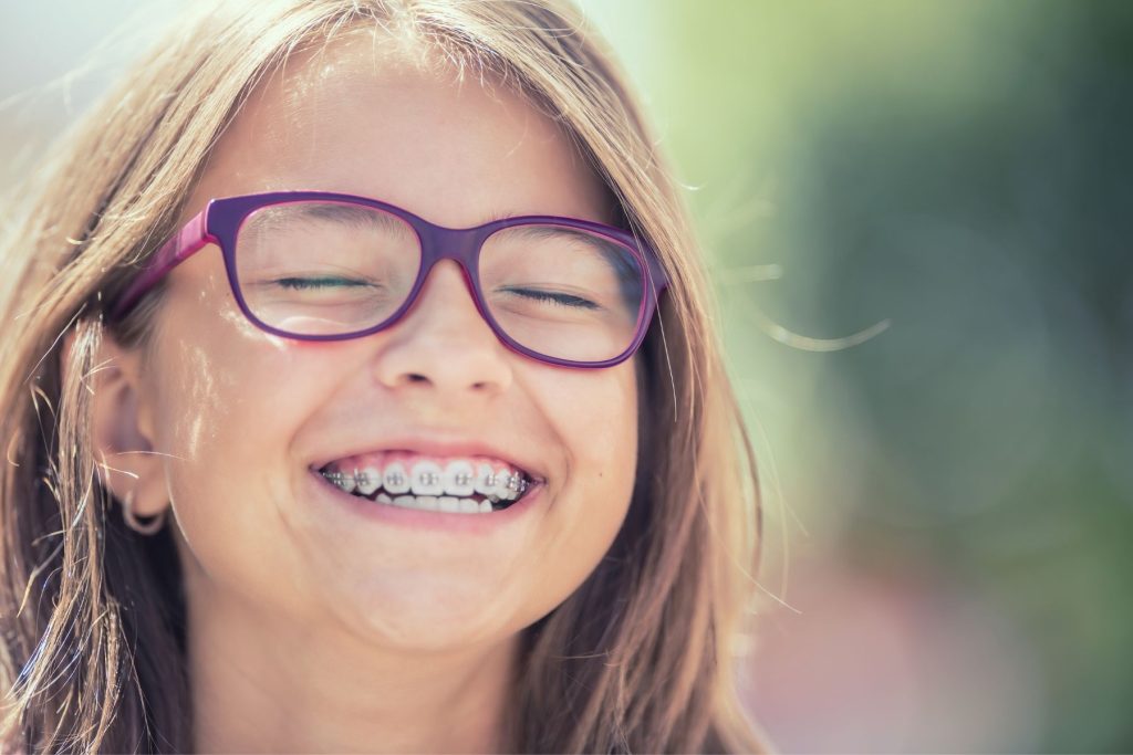 Czy aparat na zęby można zakładać w każdym wieku? - Hello Smile